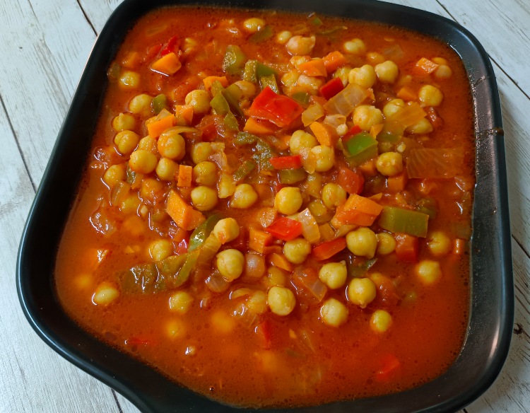 Garbanzos guisados con verduras en salsa de tomate - Les Recetines